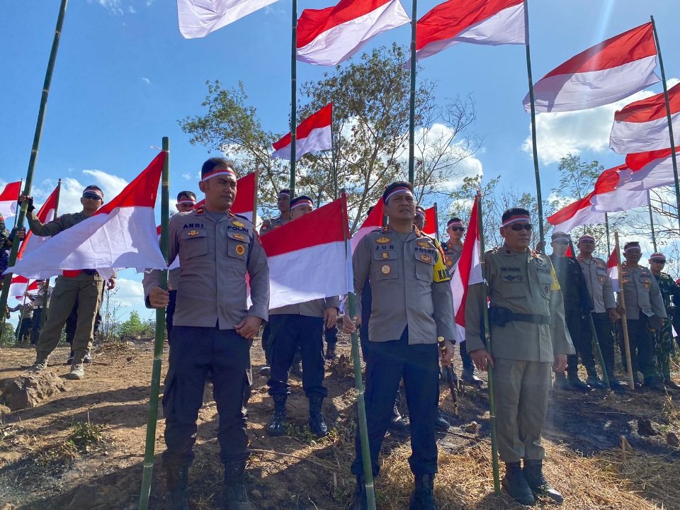Pengibaran Bendera Merah Putih di Puncak Gunung Galesa, Sinergi Polres Sumbawa Barat dan Polres ...