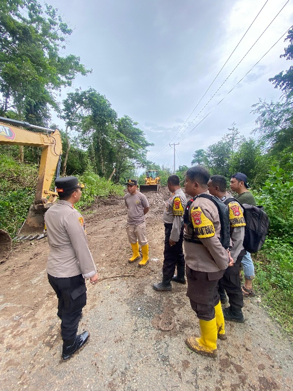 Kapolres Sumbawa Barat Turun Langsung ke Lapangan Pimpin Pembersihan Tanah Longsor yang Menutup ...