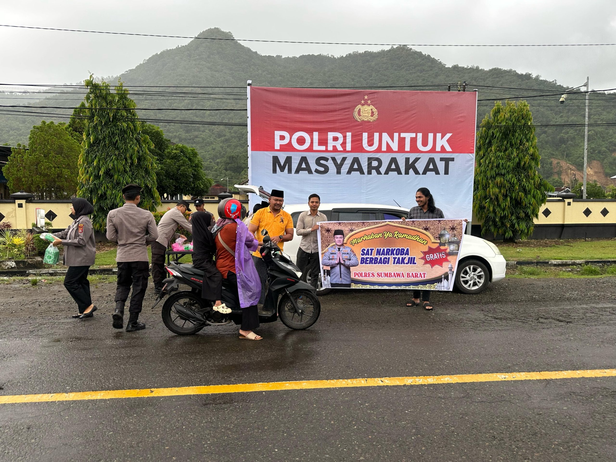 Dalam Rangka Mengisi Bulan Suci Ramadhan 1446 H/2025 M, Polres Sumbawa Barat Berbagi Takjil ...