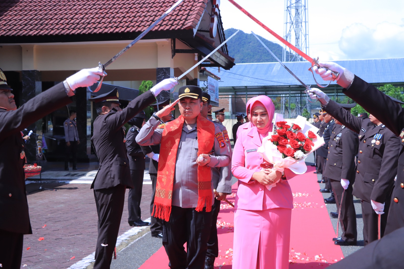 Mengantar tugas AKBP Yasmara Harahap, S.I.K Polres Sumbawa Barat Gelar Tradisi Pedang Pora ...